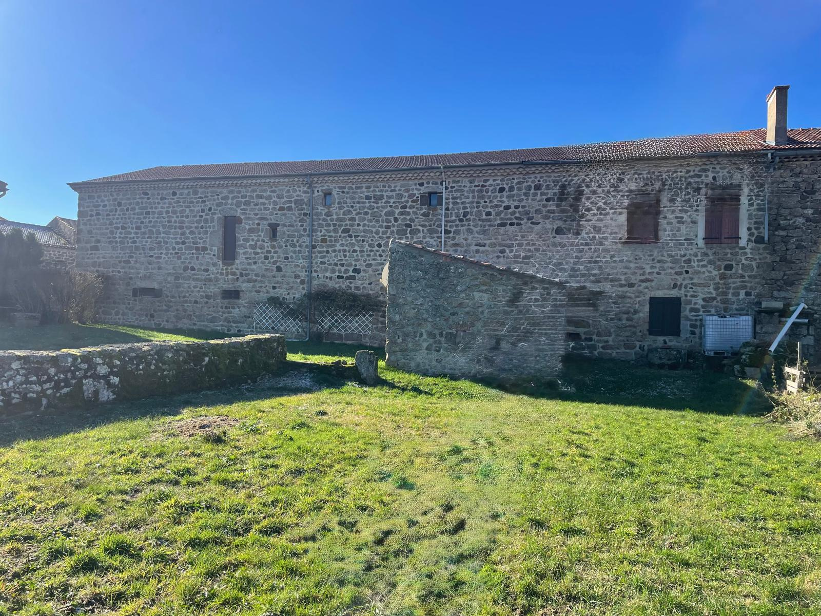 Joli corps de ferme avec un terrain attenant de 650 m2